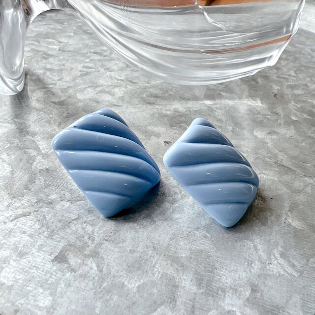 PA322-【 AVON 】エイボン・ヴィンテージピアス 1980s Sax Blue Rib Acrylic | iichi 日々の暮らしを心地よくするハンドメイドやアンティークのマーケットプレイス