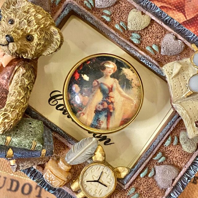 着物リメイク ガラス帯留め 和洋折衷 和ロリータ 淡く咲いた花々に囲まれて、 そっとこちらを振り向く一人の女性。 GK-108 | iichi 日々の暮らしを心地よくするハンドメイドや ...