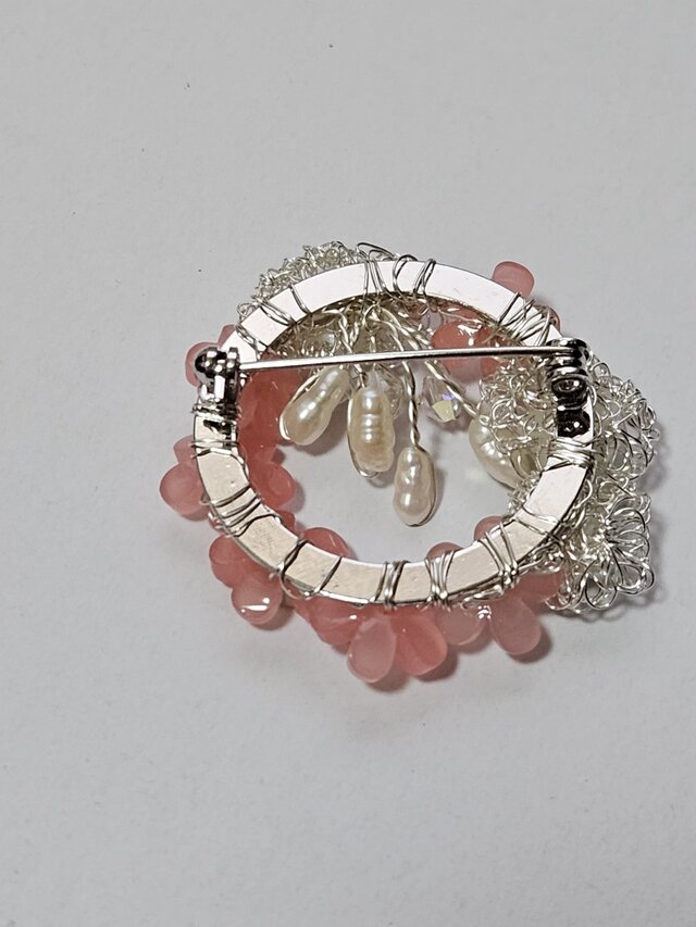 桜花のリースブローチ(ピンク) | iichi 日々の暮らしを心地よくするハンドメイドやアンティークのマーケットプレイス