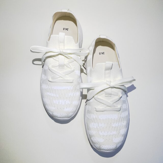 軽量！白雨柄スポーツスニーカー (オフホワイト x マットホワイト) 22.5cm 〜 24.5cm レディース | iichi 日々の暮らしを心地よくするハンドメイドやアンティークの ...