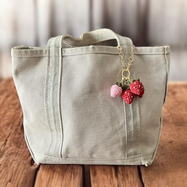 かぎ針編みいちごのバックチャーム | iichi 日々の暮らしを心地よくするハンドメイドやアンティークのマーケットプレイス