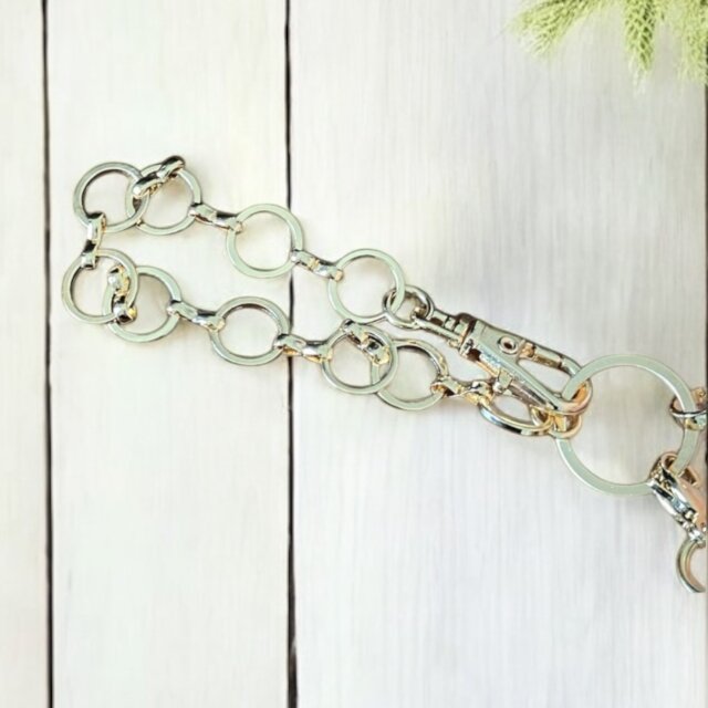 かぎ針編みいちごのバックチャーム | iichi 日々の暮らしを心地よくするハンドメイドやアンティークのマーケットプレイス