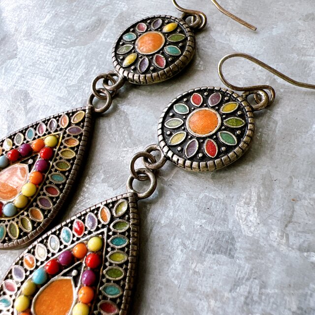 P656-ヴィンテージピアス U.S.A. Bohemian Colorful Beads Silver Metal | iichi 日々の暮らしを心地よくするハンドメイドやアンティークの ...