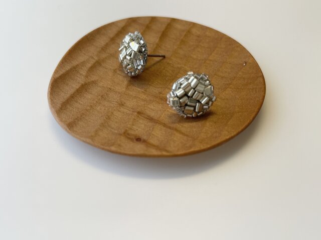【銀色のかけら】ピアス（Small 小さなかけら）p005 | iichi 日々の暮らしを心地よくするハンドメイドやアンティークのマーケットプレイス