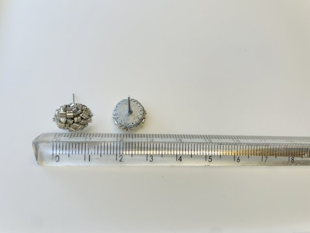 【銀色のかけら】ピアス（Small 小さなかけら）p005 | iichi 日々の暮らしを心地よくするハンドメイドやアンティークのマーケットプレイス