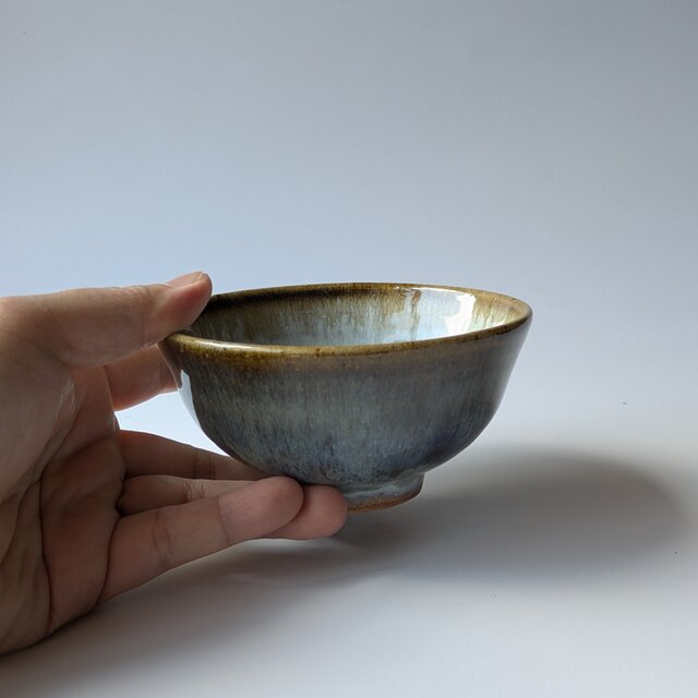 きれいなブルーの飯茶碗 【手仕事 民藝 和 陶器】 | iichi 日々の暮らしを心地よくするハンドメイドやアンティークのマーケットプレイス