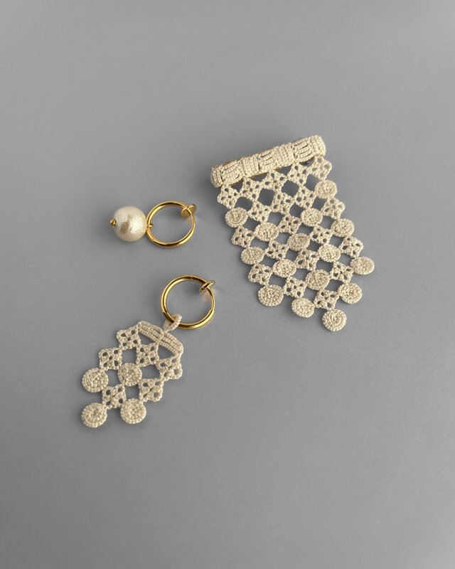 勲章みたいなレースのブローチ きなり | tatting lace | iichi 日々の暮らしを心地よくするハンドメイドやアンティークのマーケットプレイス