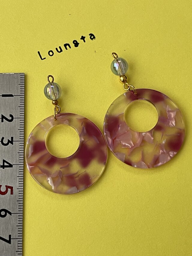 パープルアクリルチャームの大ぶりピアス プチプラピアス | iichi 日々の暮らしを心地よくするハンドメイドやアンティークのマーケットプレイス