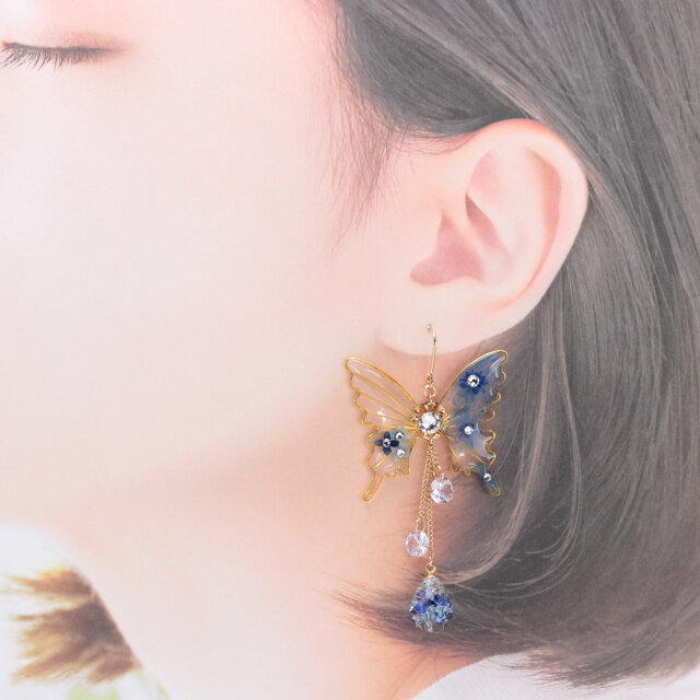胡蝶~Blue Flower~(c23) ピアス/イヤリング/ノンホールピアス/樹脂ピアス | iichi 日々の暮らしを心地よくするハンドメイドやアンティークのマーケットプレイス