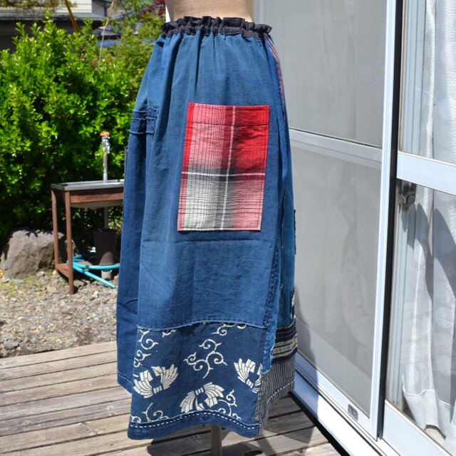 木綿 藍色 型染の古布からギャザースカート J-105 | iichi 日々の暮らしを心地よくするハンドメイドやアンティークのマーケットプレイス