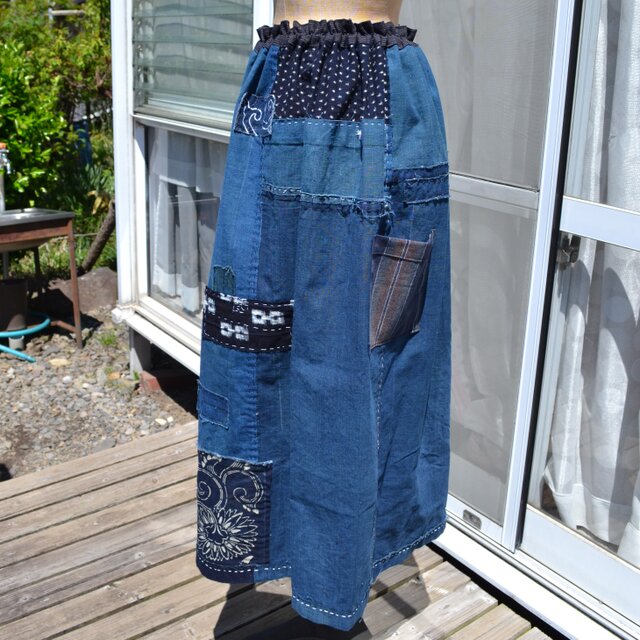 木綿 藍色 型染の古布からギャザースカート J-105 | iichi 日々の暮らしを心地よくするハンドメイドやアンティークのマーケットプレイス