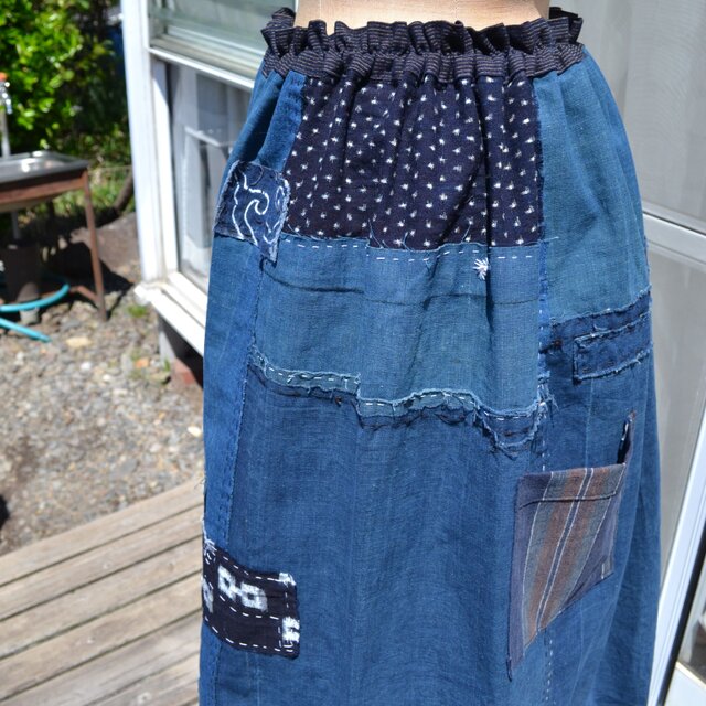 木綿 藍色 型染の古布からギャザースカート J-105 | iichi 日々の暮らしを心地よくするハンドメイドやアンティークのマーケットプレイス