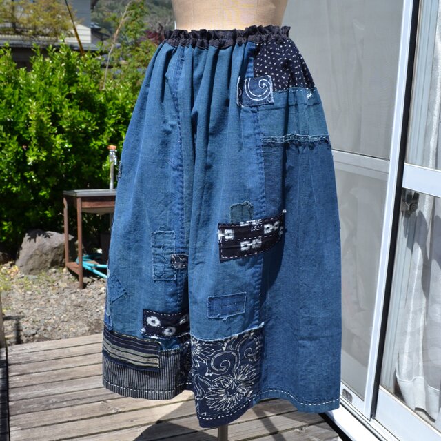 木綿 藍色 型染の古布からギャザースカート J-105 | iichi 日々の暮らしを心地よくするハンドメイドやアンティークのマーケットプレイス