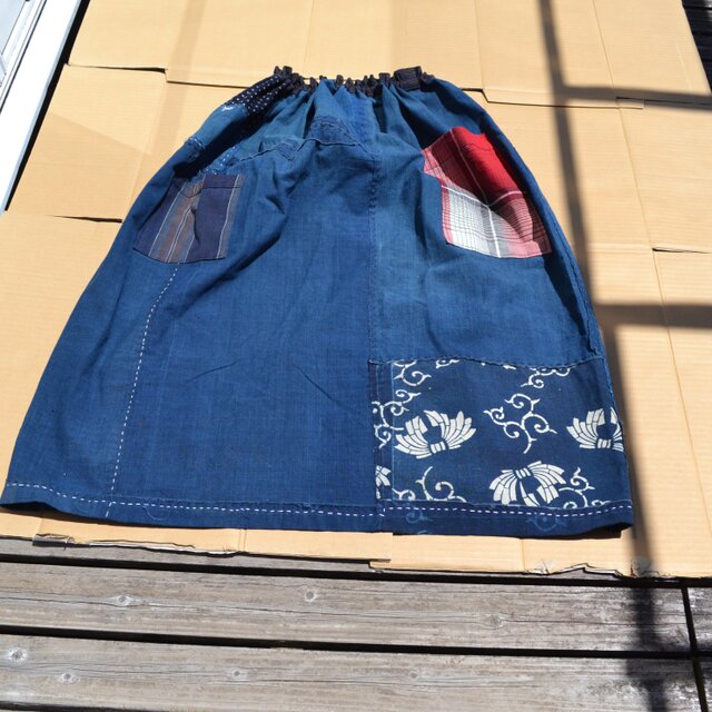 木綿 藍色 型染の古布からギャザースカート J-105 | iichi 日々の暮らしを心地よくするハンドメイドやアンティークのマーケットプレイス