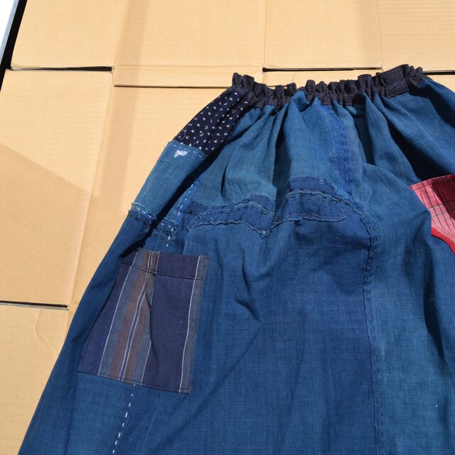 木綿 藍色 型染の古布からギャザースカート J-105 | iichi 日々の暮らしを心地よくするハンドメイドやアンティークのマーケットプレイス