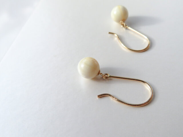 K18 丸珠 6mm：Makkoh：hook earrings | iichi 日々の暮らしを心地よくするハンドメイドやアンティークのマーケットプレイス