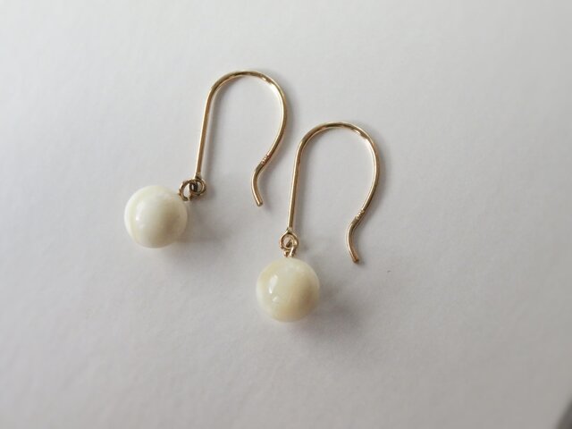 K18 丸珠 6mm：Makkoh：hook earrings | iichi 日々の暮らしを心地よくするハンドメイドやアンティークのマーケットプレイス