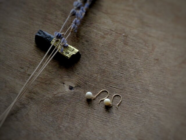 K18 丸珠 6mm：Makkoh：hook earrings | iichi 日々の暮らしを心地よくするハンドメイドやアンティークのマーケットプレイス