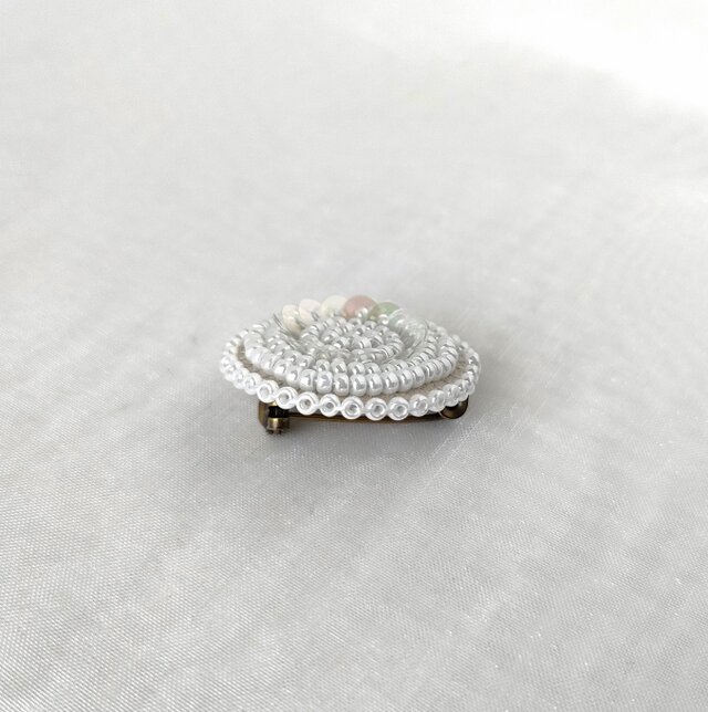 happy circle brooch White | iichi 日々の暮らしを心地よくするハンドメイドやアンティークのマーケットプレイス