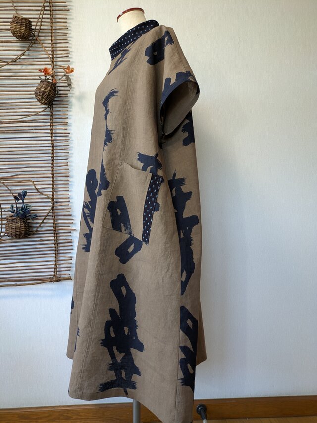 古布リメイク 浴衣地の柿渋染ロールカラーBigワンピース 柿渋染の服 古布 着物リメイク ゆったりサイズ | iichi 日々の暮らしを心地よくするハンドメイドやアンティークのマーケットプレイス