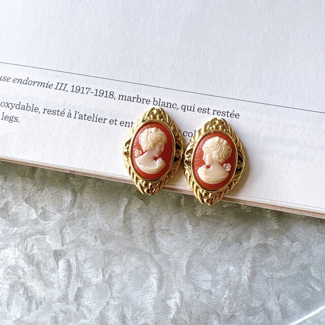 YT46-【 TRIFARI 】トリファリ・ヴィンテージイリング 1960s Cameo Gold Tone Oval | iichi 日々の暮らしを心地よくするハンドメイドやアンティークの ...