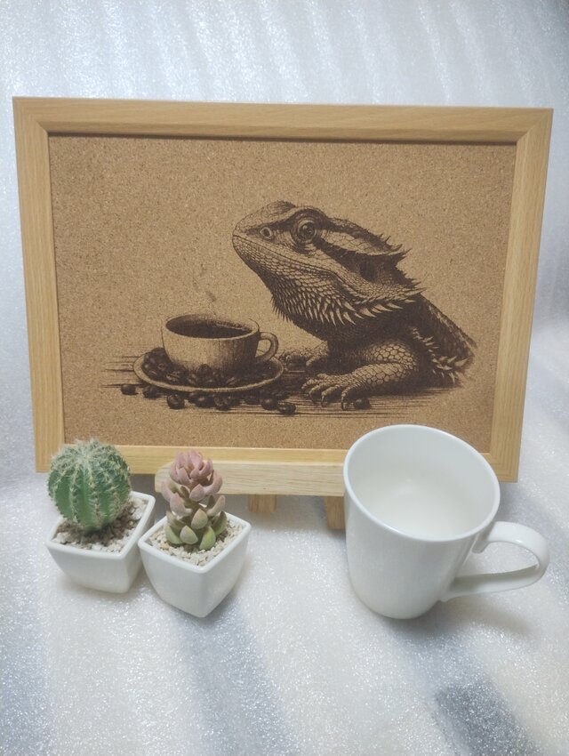 A4コルクシート フトアゴヒゲトカゲとコーヒー | iichi 日々の暮らしを心地よくするハンドメイドやアンティークのマーケットプレイス