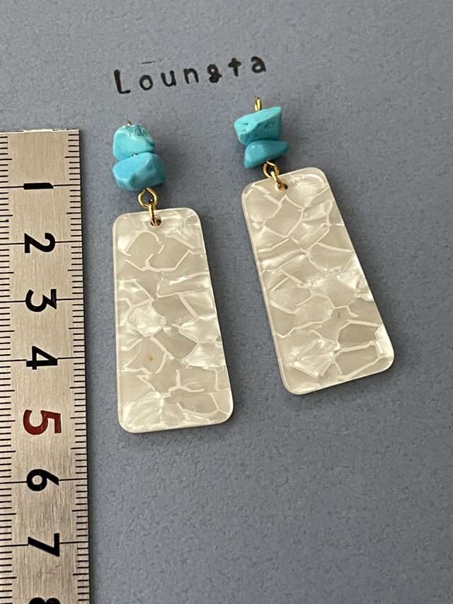 ターコイズピアス さざれ石 ホワイトアクリルチャームの軽い大ぶりピアス 夏ピアス | iichi 日々の暮らしを心地よくするハンドメイドやアンティークのマーケットプレイス