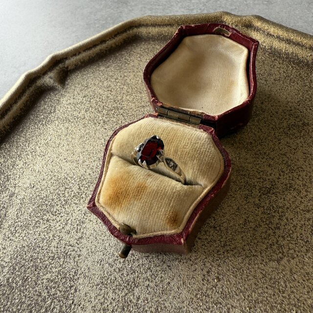 066 アンティーク「時の魔法 – 深紅の輝き」古ガラスのリング（1920年代・イギリス） | iichi 日々の暮らしを心地よくするハンドメイドやアンティークのマーケットプレイス