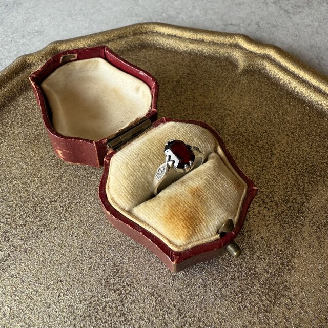 066 アンティーク「時の魔法 – 深紅の輝き」古ガラスのリング（1920年代・イギリス） | iichi 日々の暮らしを心地よくするハンドメイドやアンティークのマーケットプレイス