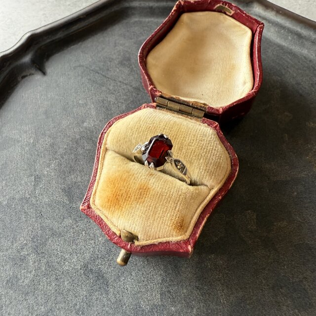 066 アンティーク「時の魔法 – 深紅の輝き」古ガラスのリング（1920年代・イギリス） | iichi 日々の暮らしを心地よくするハンドメイドやアンティークのマーケットプレイス