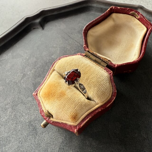 066 アンティーク「時の魔法 – 深紅の輝き」古ガラスのリング（1920年代・イギリス） | iichi 日々の暮らしを心地よくするハンドメイドやアンティークのマーケットプレイス