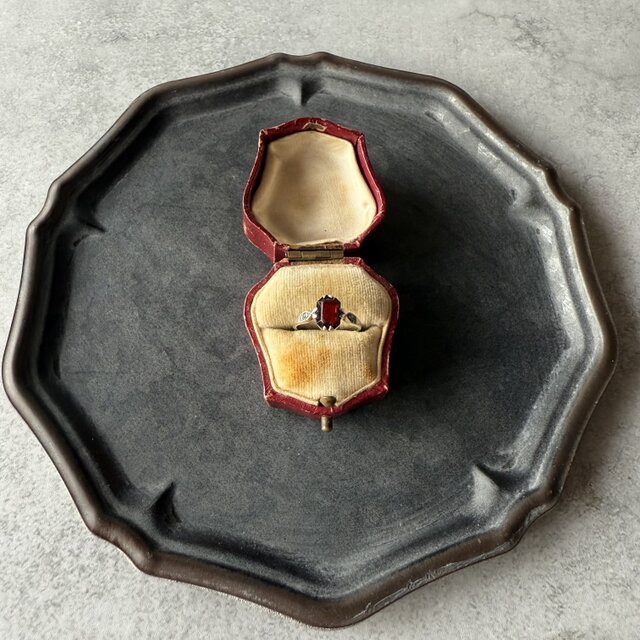 066 アンティーク「時の魔法 – 深紅の輝き」古ガラスのリング（1920年代・イギリス） | iichi 日々の暮らしを心地よくするハンドメイドやアンティークのマーケットプレイス