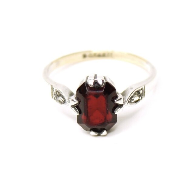 066 アンティーク「時の魔法 – 深紅の輝き」古ガラスのリング（1920年代・イギリス） | iichi 日々の暮らしを心地よくするハンドメイドやアンティークのマーケットプレイス