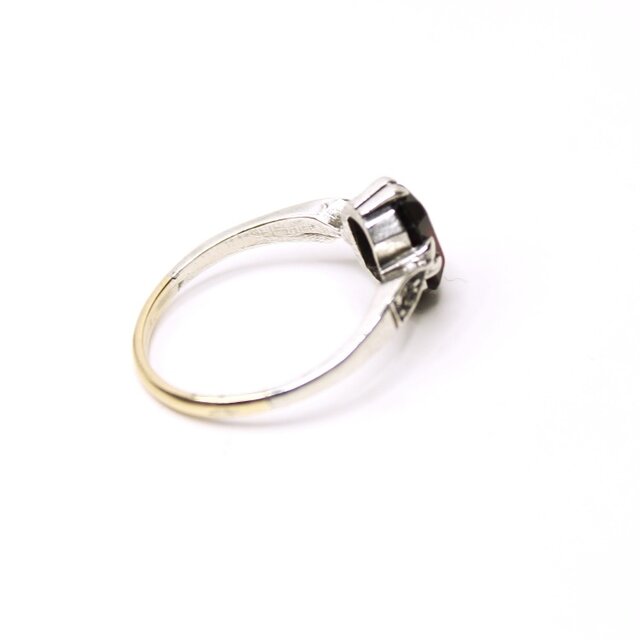 066 アンティーク「時の魔法 – 深紅の輝き」古ガラスのリング（1920年代・イギリス） | iichi 日々の暮らしを心地よくするハンドメイドやアンティークのマーケットプレイス