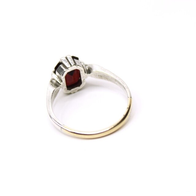 066 アンティーク「時の魔法 – 深紅の輝き」古ガラスのリング（1920年代・イギリス） | iichi 日々の暮らしを心地よくするハンドメイドやアンティークのマーケットプレイス