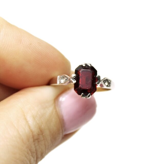 066 アンティーク「時の魔法 – 深紅の輝き」古ガラスのリング（1920年代・イギリス） | iichi 日々の暮らしを心地よくするハンドメイドやアンティークのマーケットプレイス