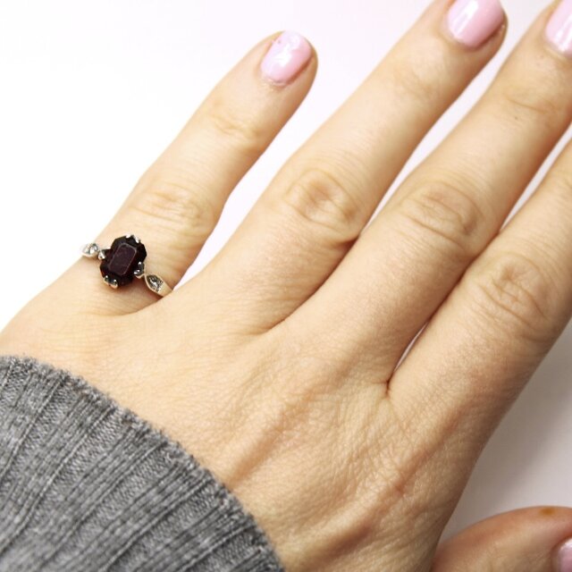 066 アンティーク「時の魔法 – 深紅の輝き」古ガラスのリング（1920年代・イギリス） | iichi 日々の暮らしを心地よくするハンドメイドやアンティークのマーケットプレイス