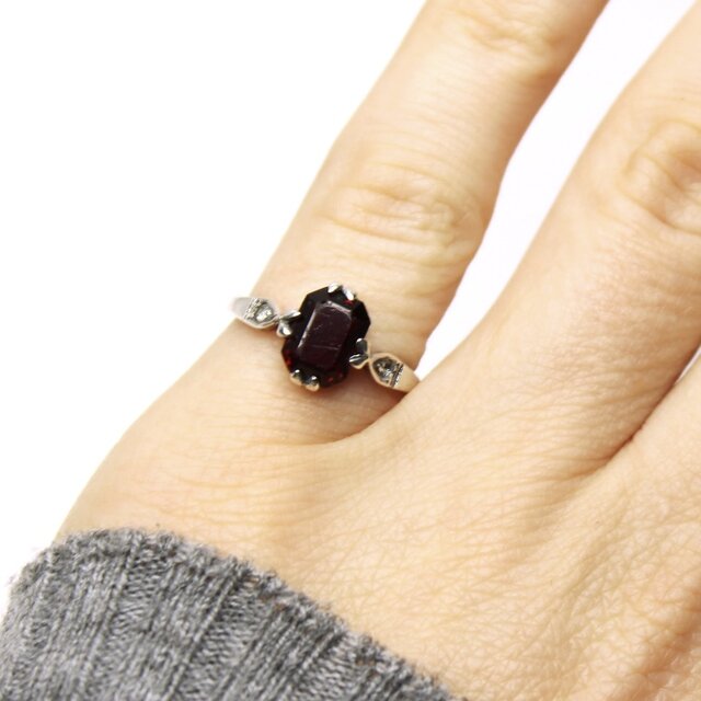 066 アンティーク「時の魔法 – 深紅の輝き」古ガラスのリング（1920年代・イギリス） | iichi 日々の暮らしを心地よくするハンドメイドやアンティークのマーケットプレイス