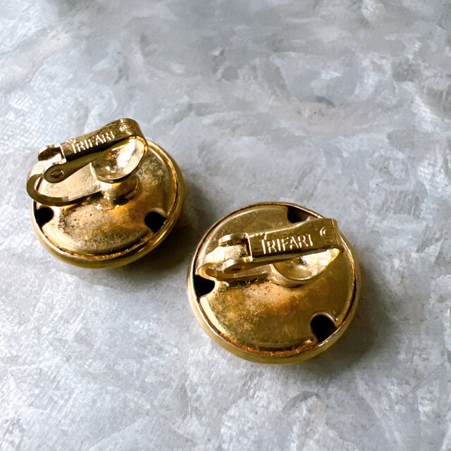 YT47-【 TRIFARI 】トリファリ・ヴィンテージイリング 1960s Gold Tone Round | iichi 日々の暮らしを心地よくするハンドメイドやアンティークのマーケットプレイス