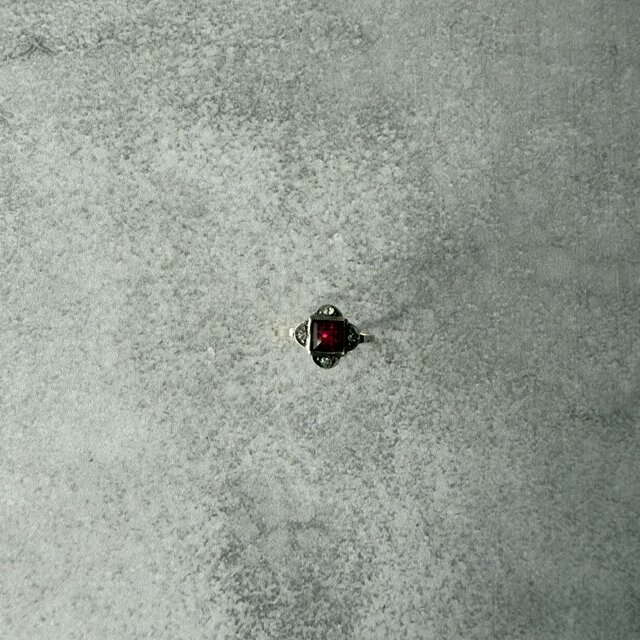 021 アンティーク「赤い古ガラスのリング」（1920年代・イギリス） | iichi 日々の暮らしを心地よくするハンドメイドやアンティークのマーケットプレイス