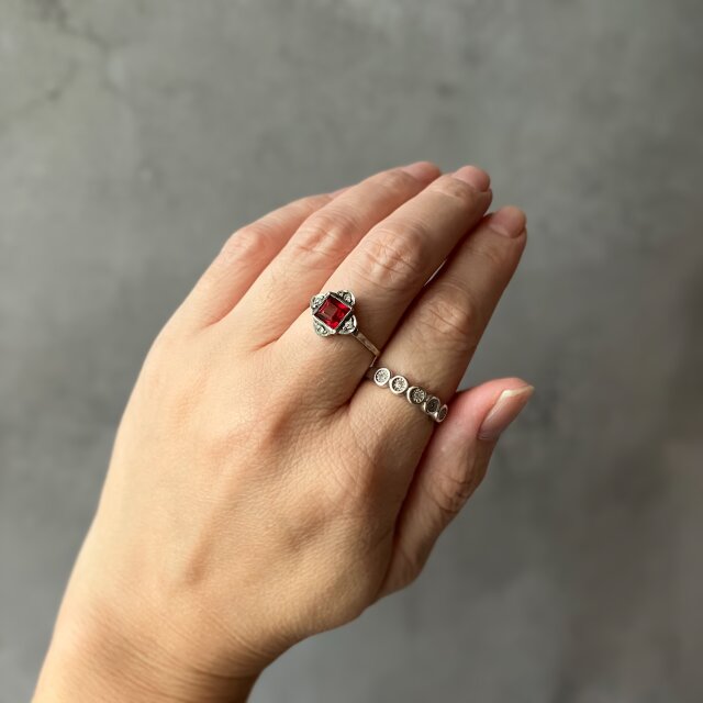 021 アンティーク「赤い古ガラスのリング」（1920年代・イギリス） | iichi 日々の暮らしを心地よくするハンドメイドやアンティークのマーケットプレイス