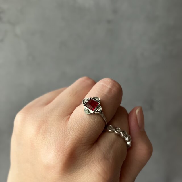 021 アンティーク「赤い古ガラスのリング」（1920年代・イギリス） | iichi 日々の暮らしを心地よくするハンドメイドやアンティークのマーケットプレイス