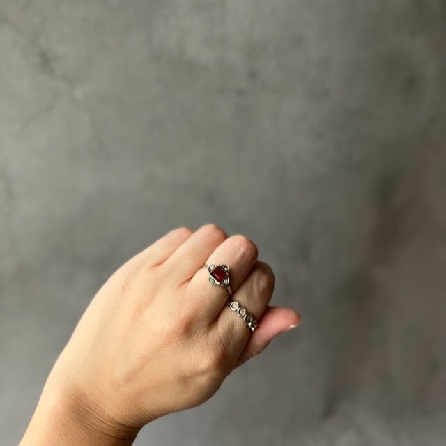 021 アンティーク「赤い古ガラスのリング」（1920年代・イギリス） | iichi 日々の暮らしを心地よくするハンドメイドやアンティークのマーケットプレイス