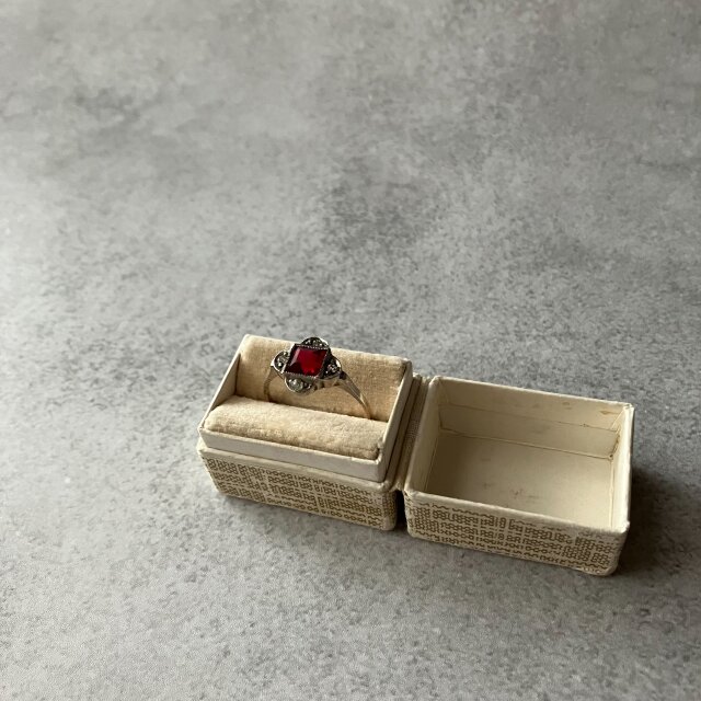 021 アンティーク「赤い古ガラスのリング」（1920年代・イギリス） | iichi 日々の暮らしを心地よくするハンドメイドやアンティークのマーケットプレイス