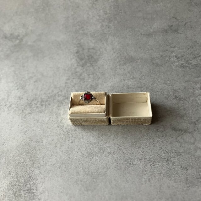 021 アンティーク「赤い古ガラスのリング」（1920年代・イギリス） | iichi 日々の暮らしを心地よくするハンドメイドやアンティークのマーケットプレイス