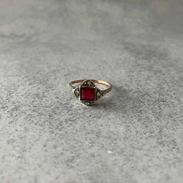 021 アンティーク「赤い古ガラスのリング」（1920年代・イギリス） | iichi 日々の暮らしを心地よくするハンドメイドやアンティークのマーケットプレイス