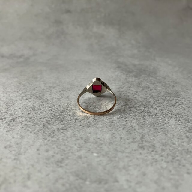 021 アンティーク「赤い古ガラスのリング」（1920年代・イギリス） | iichi 日々の暮らしを心地よくするハンドメイドやアンティークのマーケットプレイス