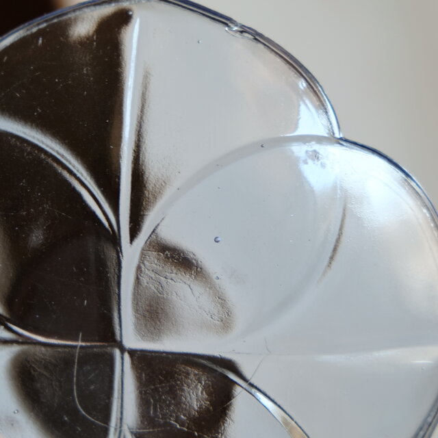 花びらの形状 花文プレスガラス中皿 ブルー 青 古民家 骨董/antiques 大正〜昭和前期【削げ有り】 | iichi 日々の暮らしを心地よくするハンドメイドやアンティークのマーケットプレイス