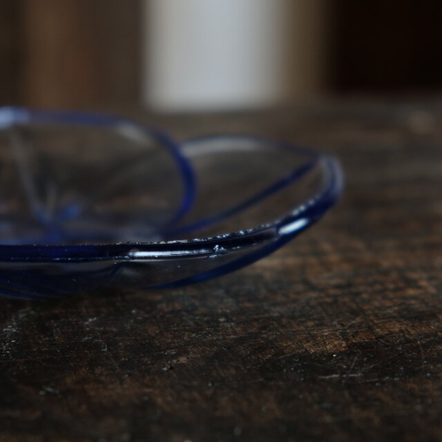 花びらの形状 花文プレスガラス中皿 ブルー 青 古民家 骨董/antiques 大正〜昭和前期【削げ有り】 | iichi 日々の暮らしを心地よくするハンドメイドやアンティークのマーケットプレイス