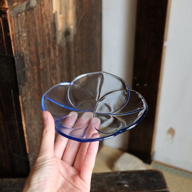 花びらの形状 花文プレスガラス中皿 ブルー 青 古民家 骨董/antiques 大正〜昭和前期【削げ有り】 | iichi 日々の暮らしを心地よくするハンドメイドやアンティークのマーケットプレイス
